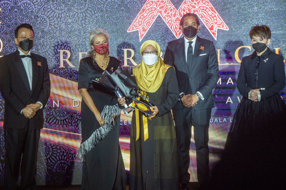 Pegawai Aids JKNT Terima Anugerah Bantu Pesakit HIV - TRDI News