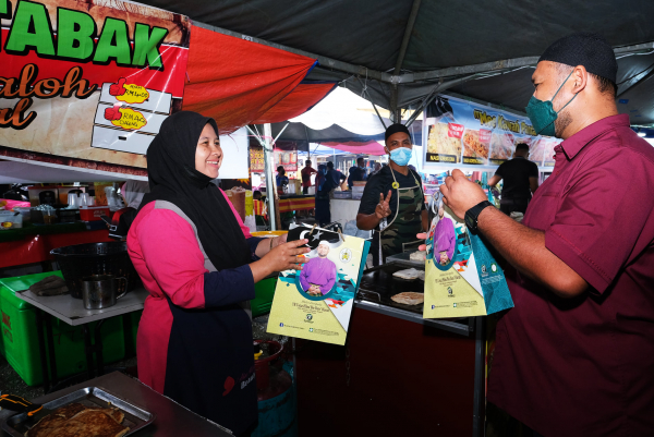 147 Peniaga Bazar Ramadan Terima Sumbangan PKM Manir - TRDI News