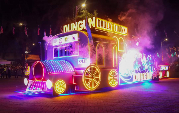 Replika Kepala Kereta Api Singkap Sejarah Dungun - TRDI News