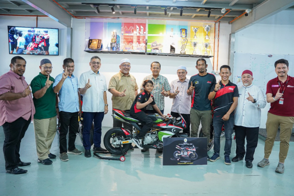 Pelumba Cilik Sensasi Terima Hadiah Motor Daripada MB - TRDI News