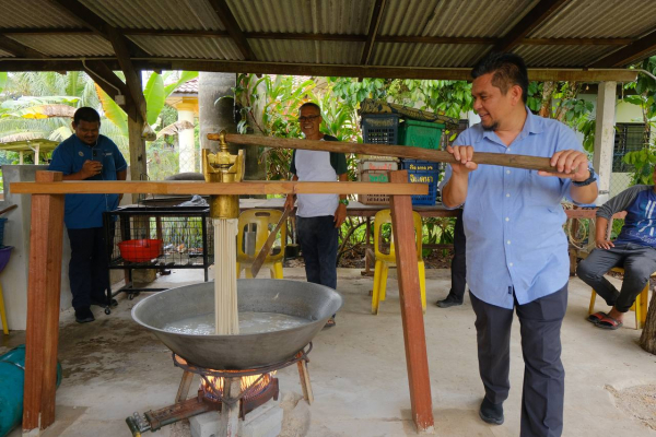 Kaedah Tradisional 'Laksa Kebok' Jadi Tarikan Generasi Muda - TRDI News